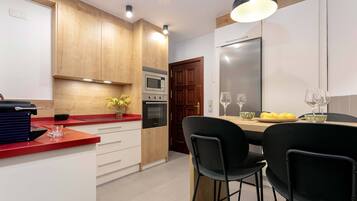 Apartamento (4 Bedrooms) | Cozinha privada | Um frigorífico, um micro-ondas, um forno, uma placa de cozinha