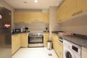 Apartamento, vista para o rio | Cozinha privada | Um frigorífico/congelador grande, um micro-ondas, um forno