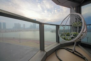 Apartamento, vista para o rio | Varanda