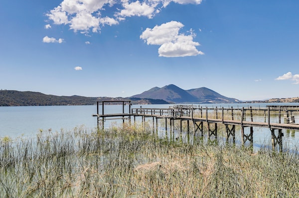 Watefront Getaway W/ Mtn Views & Dock In Clearlake - Clearlake, CA