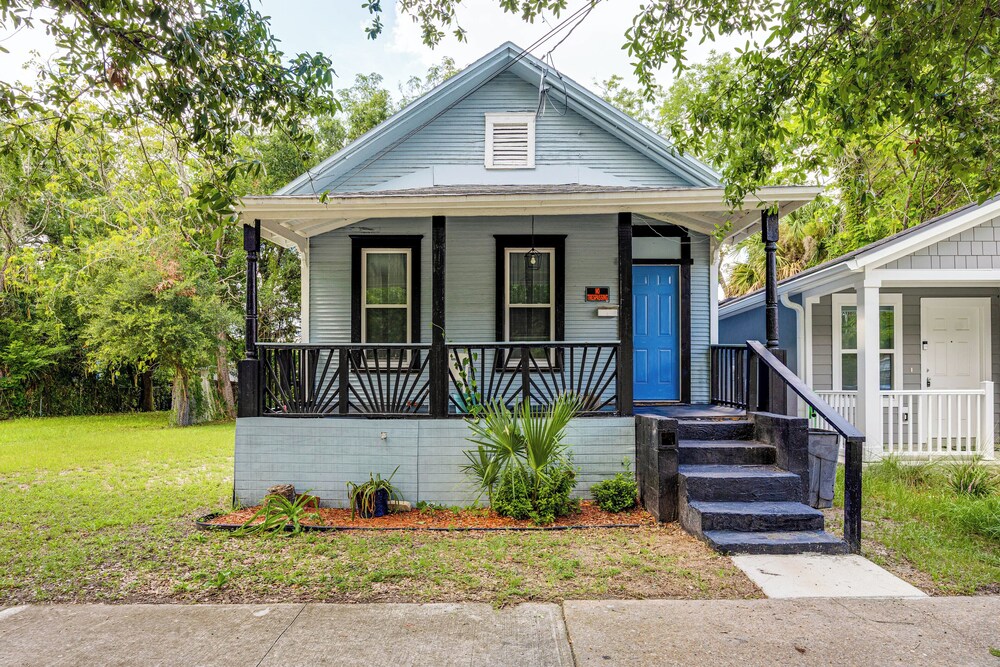 < 1 Mi To Everbank Stadium: Retreat W/ Yard! - Florida