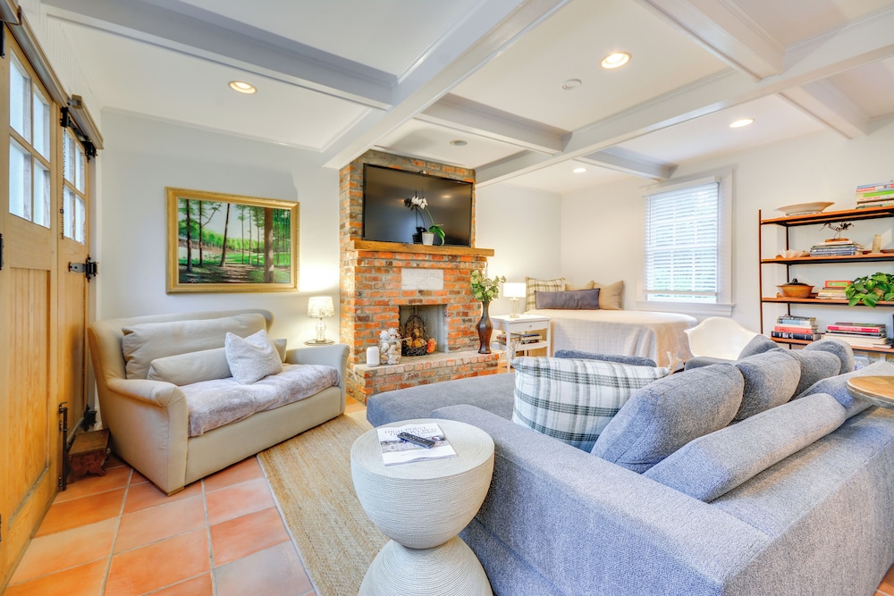 Walk To Main St: Historic High Point Carriage Home - High Point, NC