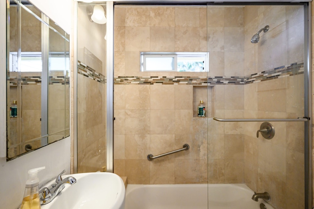 Near La Cozy Home With Full Kitchen Laundry - Alhambra, CA