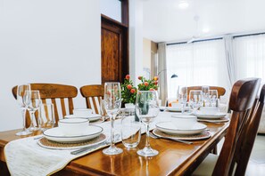 Cozy 2BR All Ensuite, Fast Wi-Fi, Backup Power, Workspace, Secure Gated ...