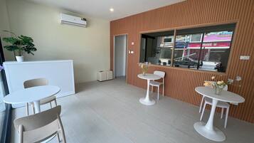 Dormitório Partilhado Comfort, varanda | Sala de estar