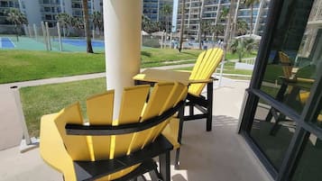 Apartamento em Condomínio Fechado, várias camas, pátio, vista para o jardim (Saida Royale 9018) | Terraço/pátio interior