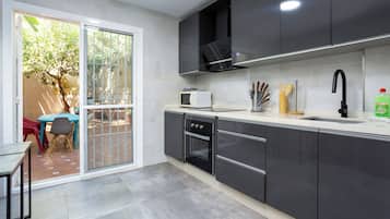 Apartamento, pátio | Cozinha privada