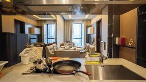 Apartamento, 2 quartos | Cozinha privada | Um frigorífico, um micro-ondas, uma placa de cozinha 