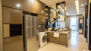 Apartamento, 2 quartos | Cozinha privada | Um frigorífico, um micro-ondas, uma placa de cozinha 