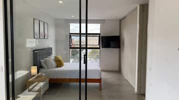 Apartamento básico | Cofres nos quartos, escrivaninha, cortinas blackout