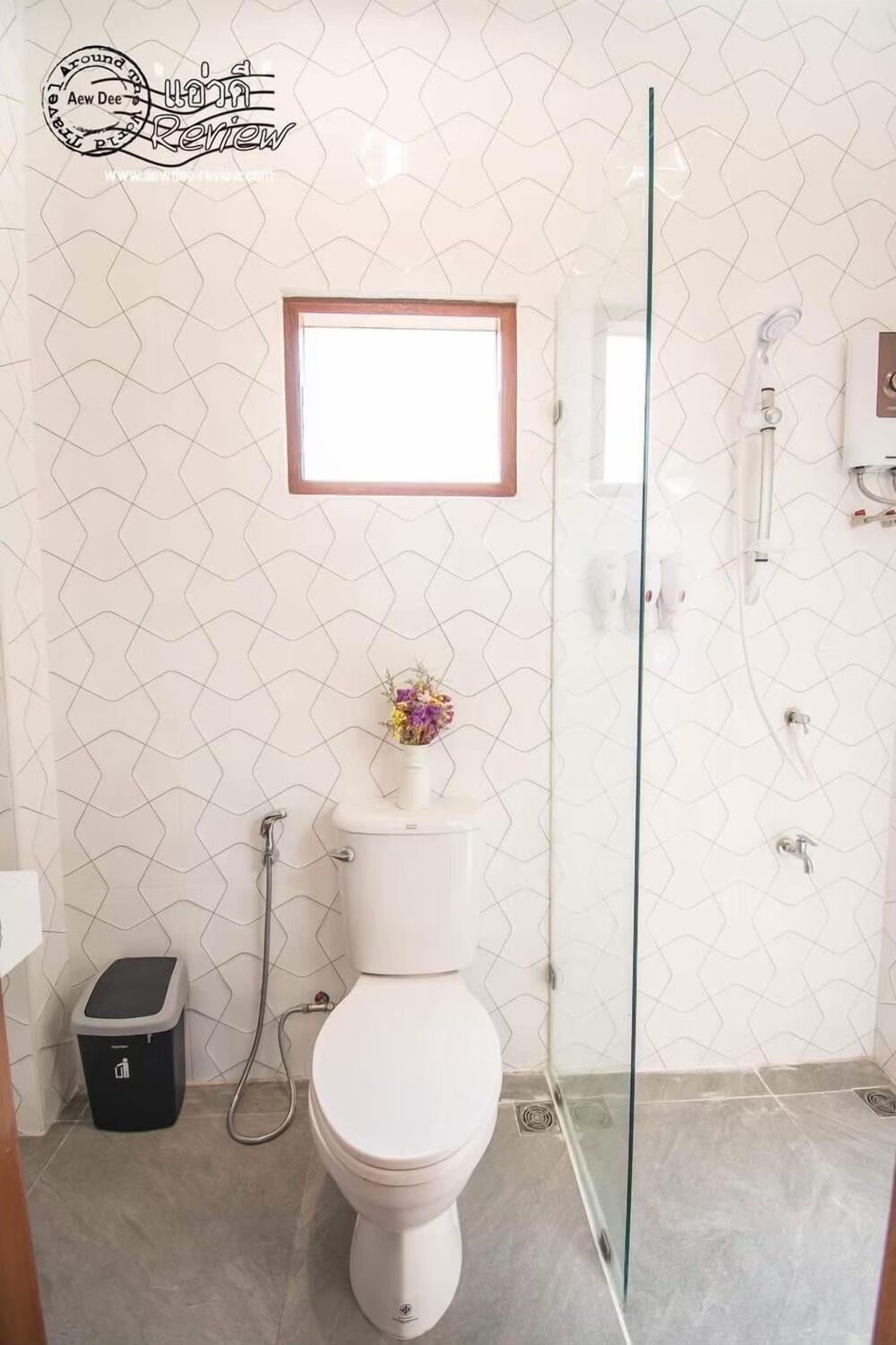 Quarto casal luxo, vista para o jardim | Banheiro | Chuveiro, secador de cabelo, toalhas de banho, sabonete