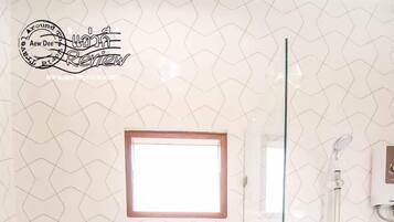 Quarto casal luxo, vista para o jardim | Banheiro | Chuveiro, secador de cabelo, toalhas de banho, sabonete