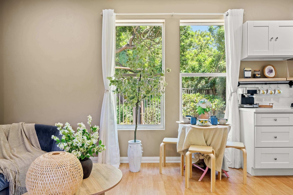 Tranquil Nature Retreat Private Patio & Cozy Charm - Claremont, CA