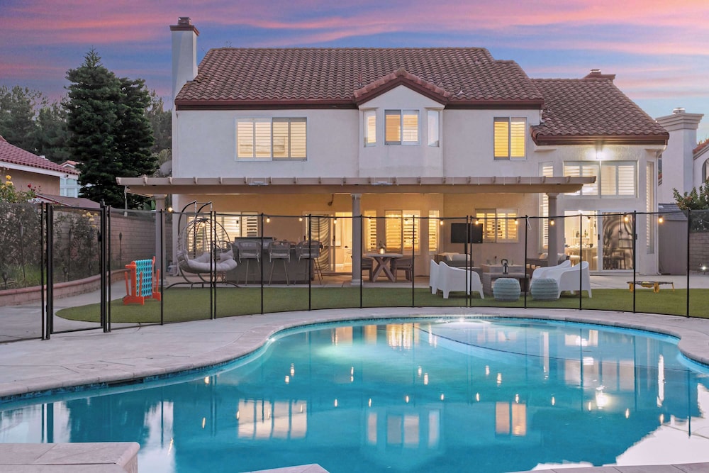 Luxury Pool Home W Theater Games & Mountain View - West Covina, CA