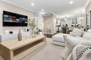 Casa, várias camas, acesso à piscina, vista para a piscina (2312 Rowland Heights) | Sala de estar | Televisor de ecrã plano de 42 polegadas com canais digitais, lareira 