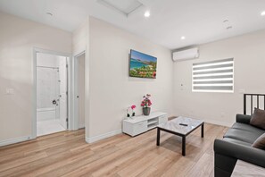 Casa, 2 camas queen-size, pátio, vista para o jardim (3848 Rosemead) | Sala de estar | Televisor