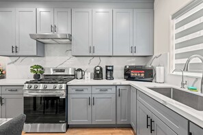 Casa, 2 camas queen-size, pátio, vista para o jardim (3848 Rosemead) | Cozinha privada | Um frigorífico, um micro-ondas, um forno, uma máquina de lavar louça