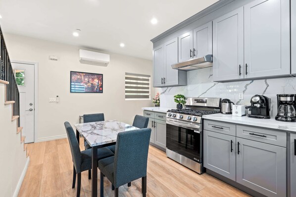 Casa, 2 camas queen-size, pátio, vista para o jardim (3848 Rosemead) | Cozinha privada | Um frigorífico, um micro-ondas, um forno, uma máquina de lavar louça