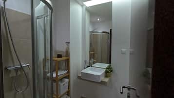 Apartamento Comfort, 2 quartos, varanda, junto à piscina | Casa de banho | Um secador de cabelo, toalhas fornecidas