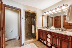 Condo, 4 quartos, sacada | Banheiro | Produtos de toalete grátis, secador de cabelo, toalhas de banho 