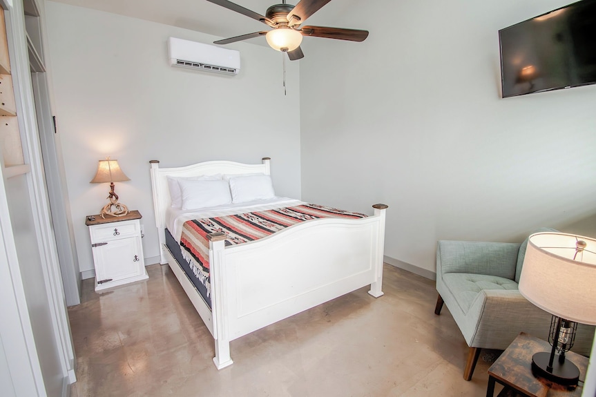 Cozy Cabin With Queen Bed, Full Kitchen, And Refreshing Walk-in Shower. - San Marcos, TX