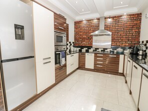 Uma máquina de lavar louça, utensílios de cozinha