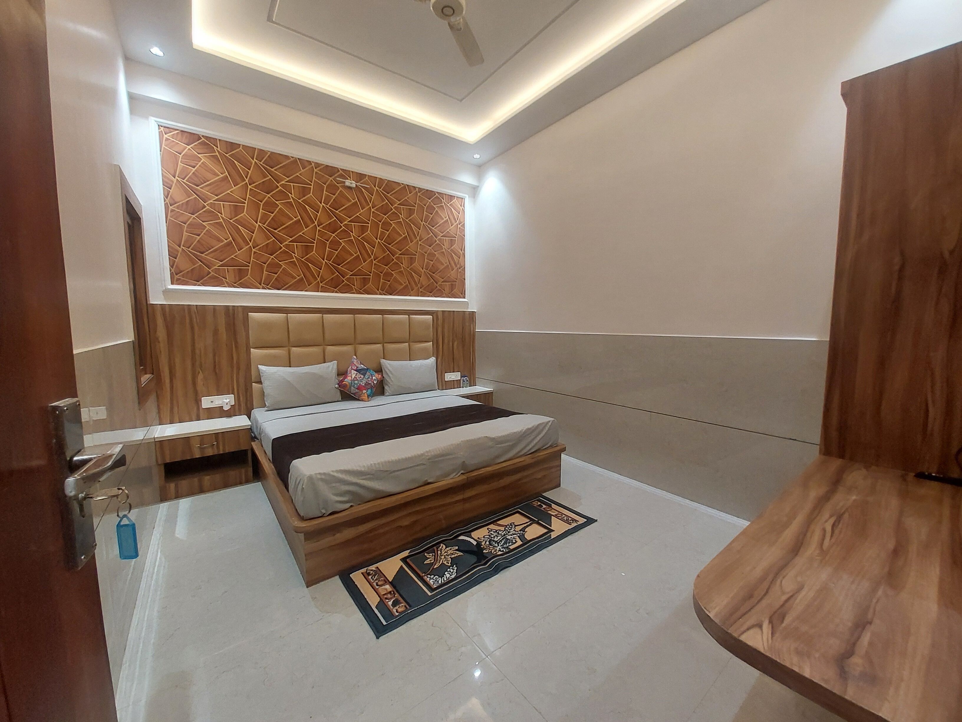 Quarto casal luxo | Espaço de trabalho para notebook, quartos à prova de som