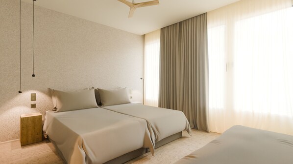 Quarto casal standard | Escrivaninha, cortinas blackout, ferros/tábuas de passar roupa