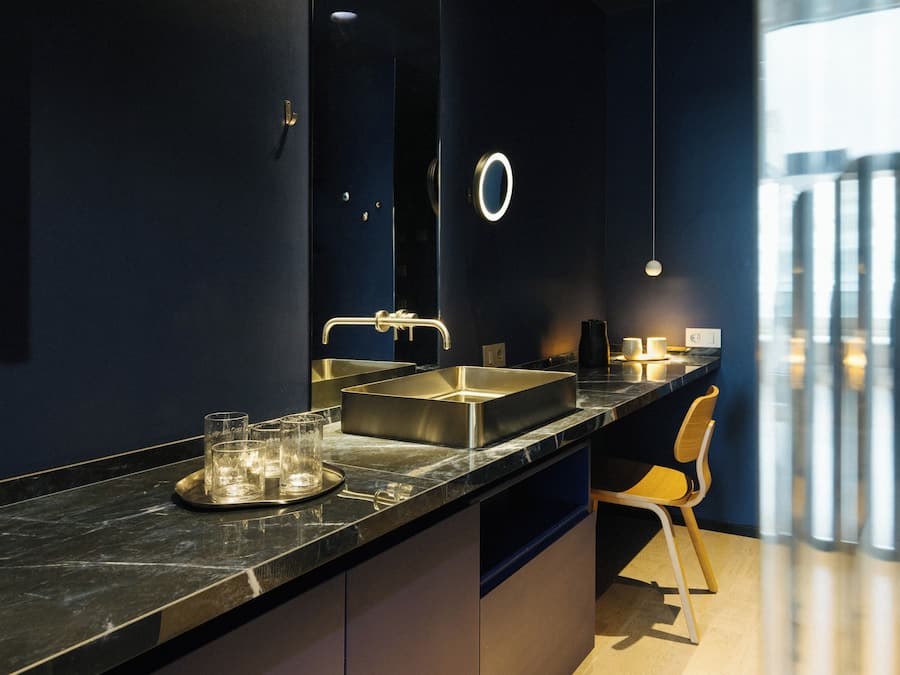 Um polibã, um secador de cabelo, toalhas fornecidas, sabão