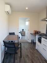 Villa Comfort, vista para a montanha | Cozinha privada | Um frigorífico, um micro-ondas, uma placa de cozinha