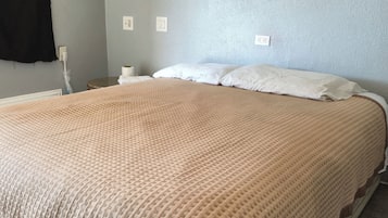 Quarto, 1 cama Queen, para fumantes | Cofres nos quartos, Wi-Fi de cortesia, roupa de cama
