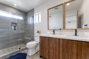 Apartamento Superior, 3 quartos, aceitam-se animais de estimação, Vista para a cidade | Casa de banho | Uma combinação polibã/banheira, artigos de higiene pessoal grátis 