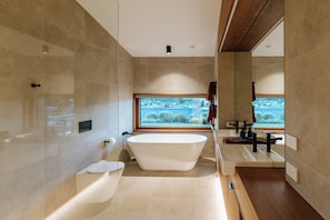 Casa superluxo, vista para o lago | Banheiro | Chuveiro/banheira combinados, secador de cabelo, toalhas de banho
