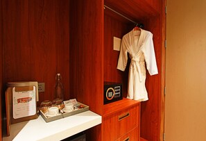 Quarto Individual Deluxe | Cofre no quarto, secretária