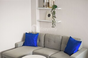 Apartamento, 1 quarto, Vista para a cidade | Sala de estar | Smart TV de 55 polegadas com canais por cabo, Netflix