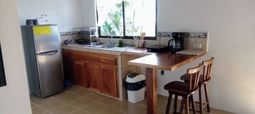 Um frigorífico, um micro-ondas, uma placa de cozinha 