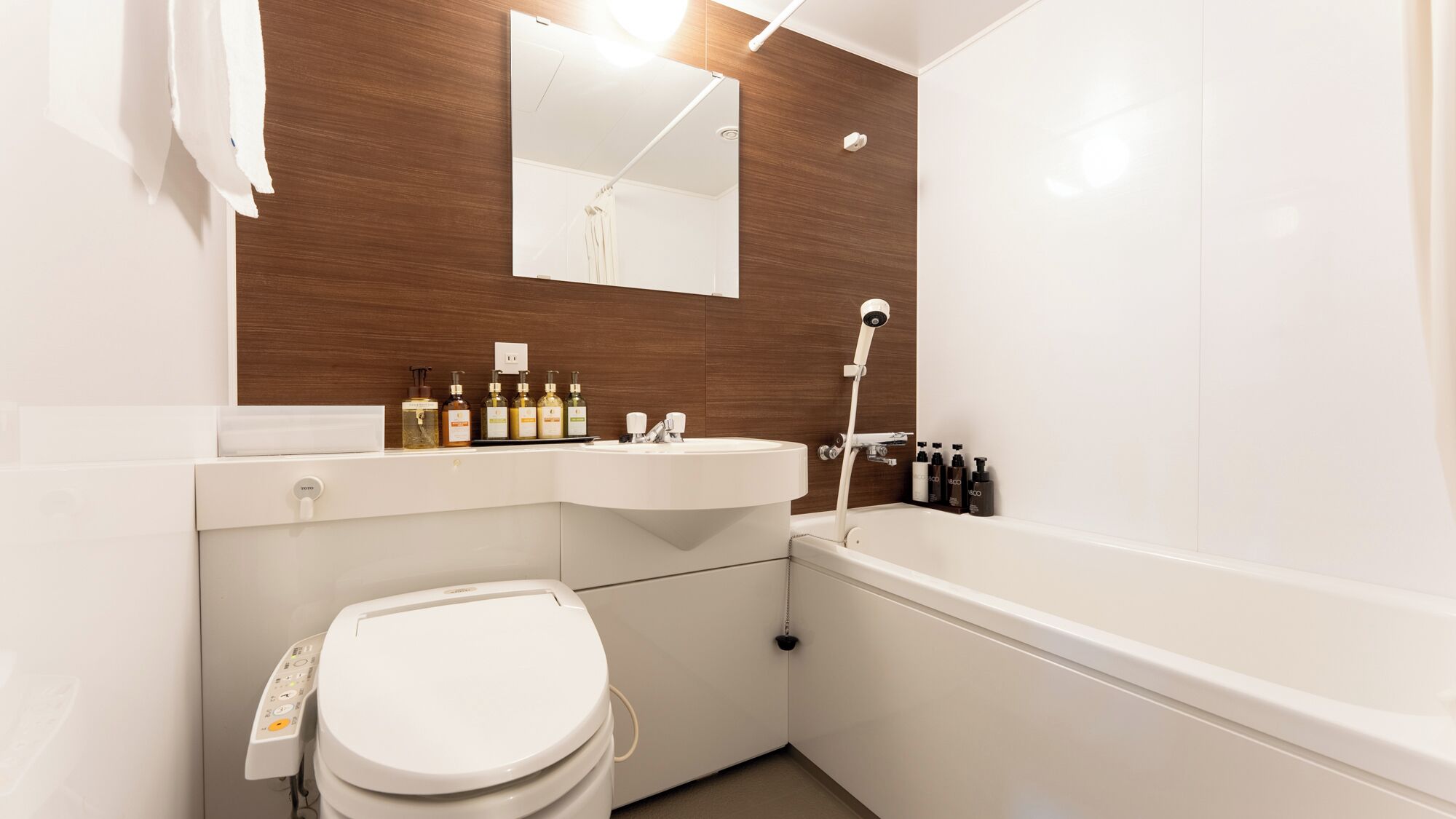 Uma casa de banho moderna com sanita, lavatório e banheira.