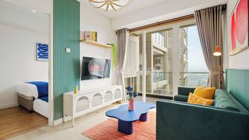 Apartamento, 2 quartos, vista para a cidade | Área de estar | Smart TV 43 polegadas com canais a cabo, Netflix, serviços de streaming