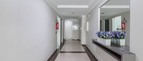 Apartamento Básico | Lobby