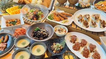 Pequeno-almoço tipo buffet diário (2200 JPY por pessoa)