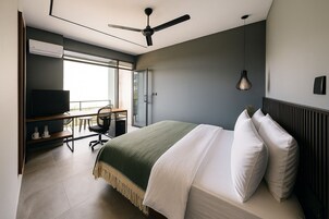 Cabine, vista para o lago | Secretária, secretária adequada para computadores portáteis 