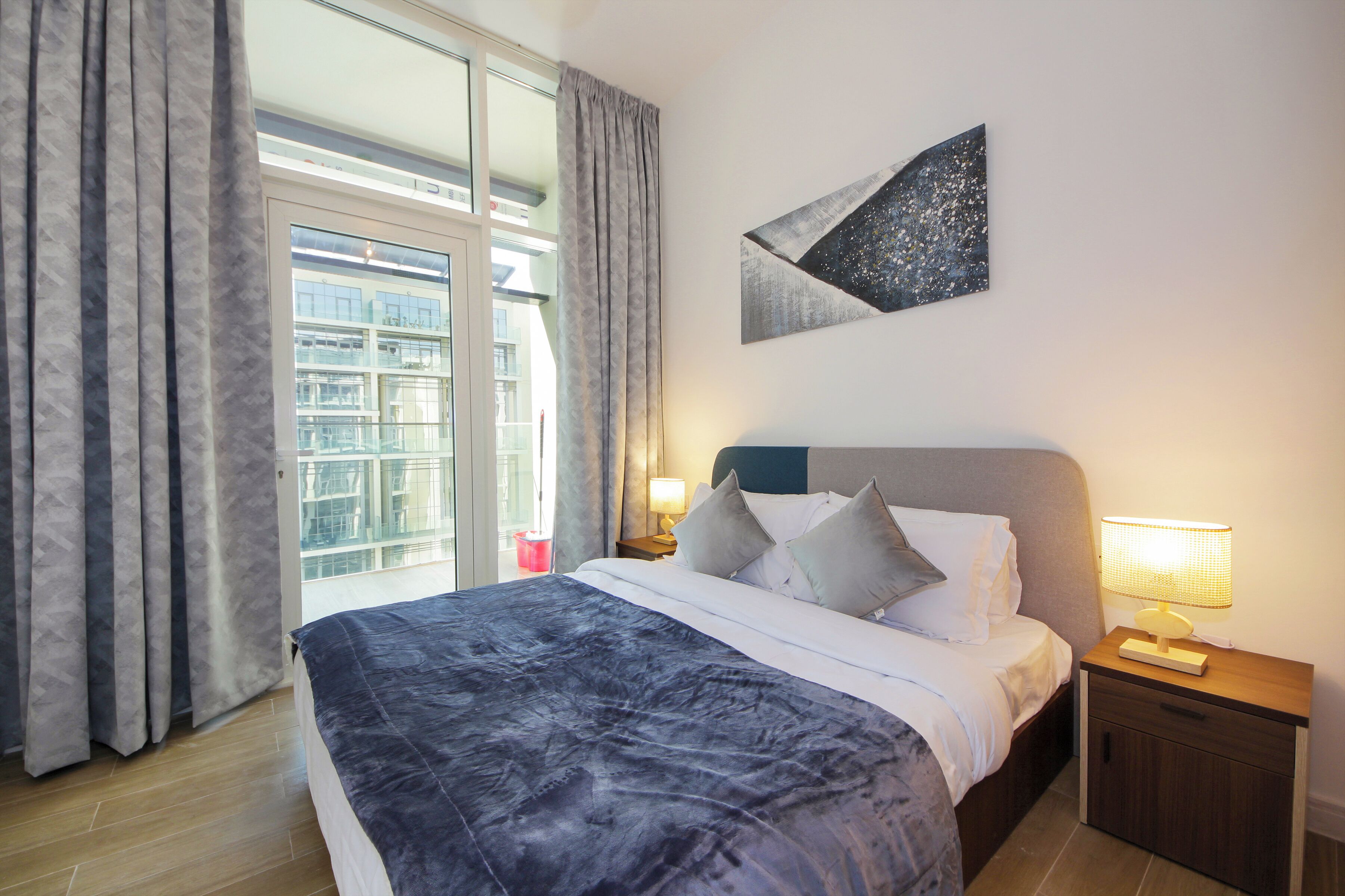 Apartamento, vista para a piscina | Secretária adequada para computadores portáteis, ferro/tábua de engomar 