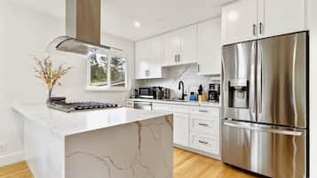 Casa (4 Bedrooms) | Cozinha privada | Micro-ondas, fogão, cafeteira/chaleira