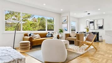 Casa (4 Bedrooms) | Área de estar | TV de tela plana 43 polegadas com canais a cabo, pebolim