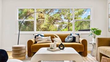 Casa (4 Bedrooms) | Área de estar | TV de tela plana 43 polegadas com canais a cabo, pebolim