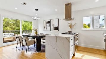 Casa (4 Bedrooms) | Refeições no quarto