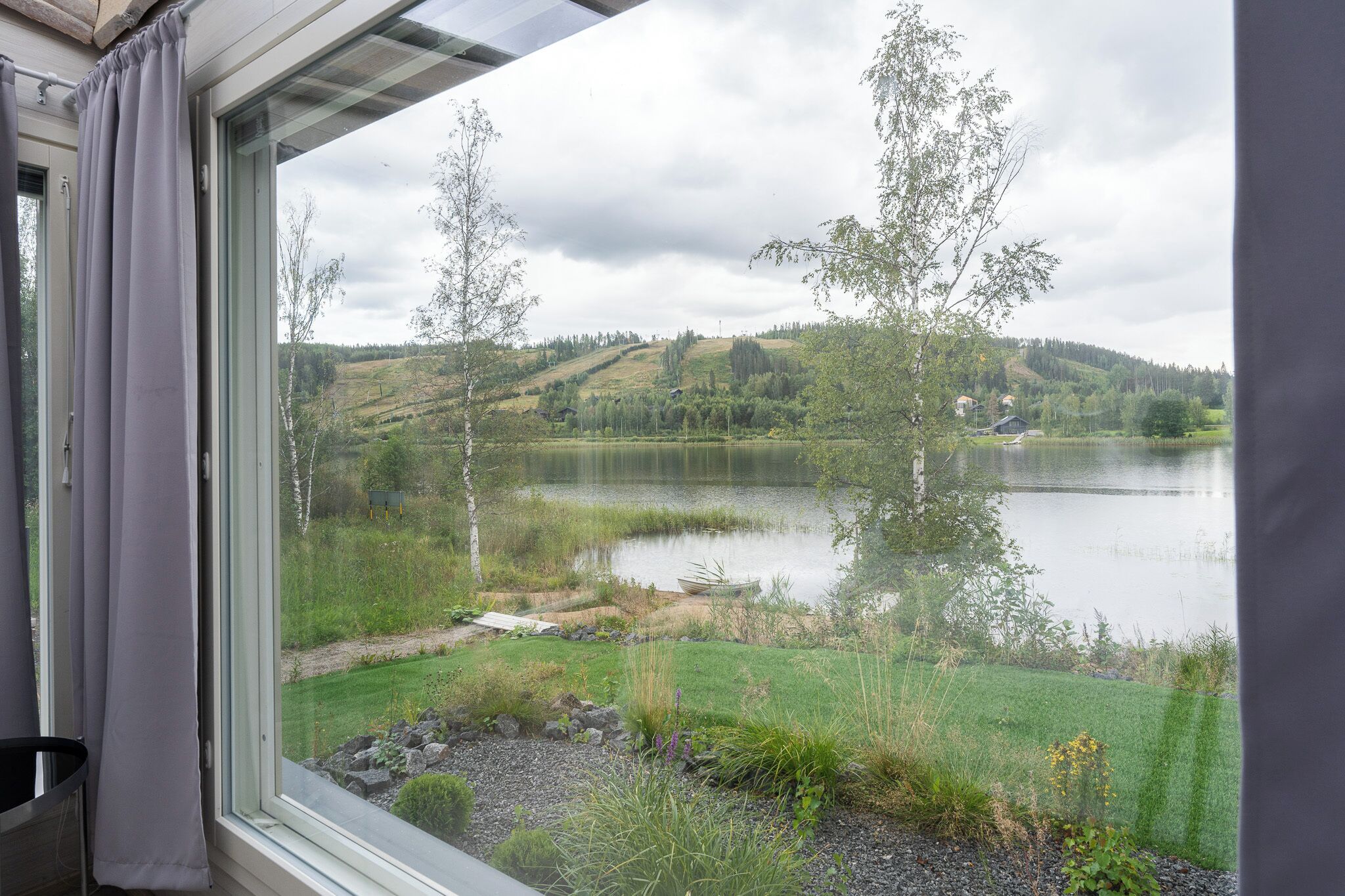 Estúdio Standard, 1 cama queen-size, vista para o lago, junto ao lago | Vista do quarto