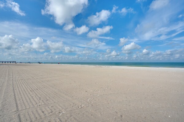 Walk To Redington Beach: Renovated Duplex W/ Patio - Redington Beach, FL