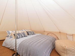 1 quarto, com decoração personalizada, com mobília individualizada
