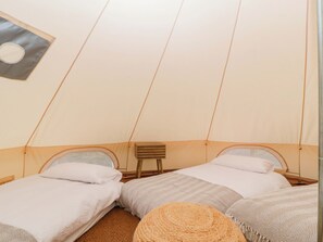 1 quarto, com decoração personalizada, com mobília individualizada